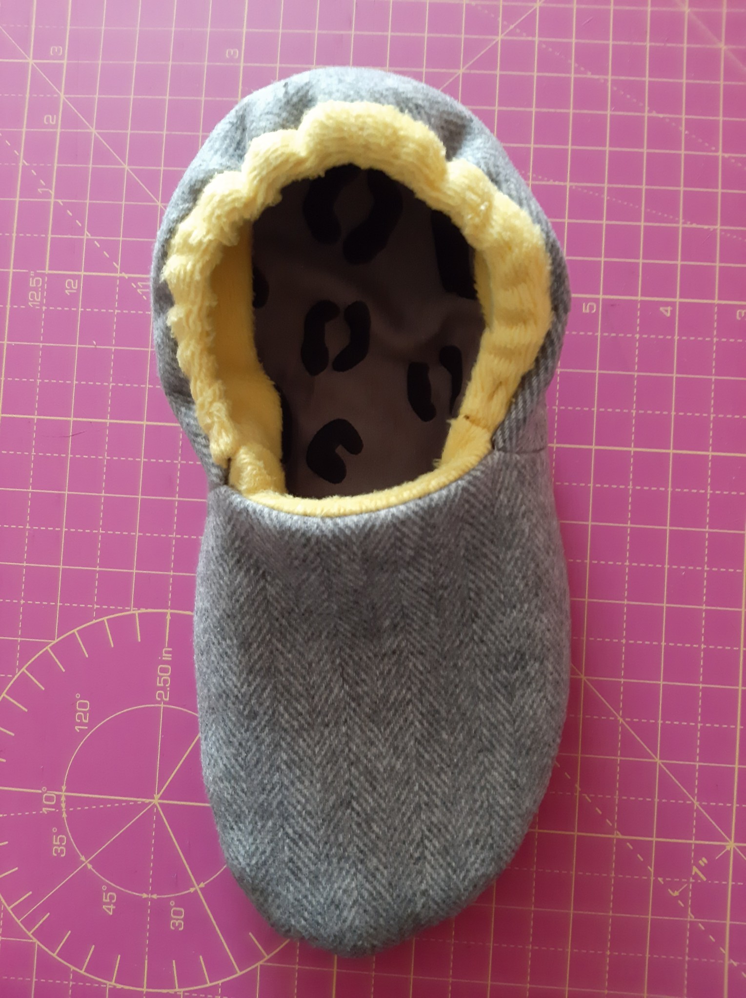 Sew your own DIY cosy slippers – no pattern required! – Grinlow Studio