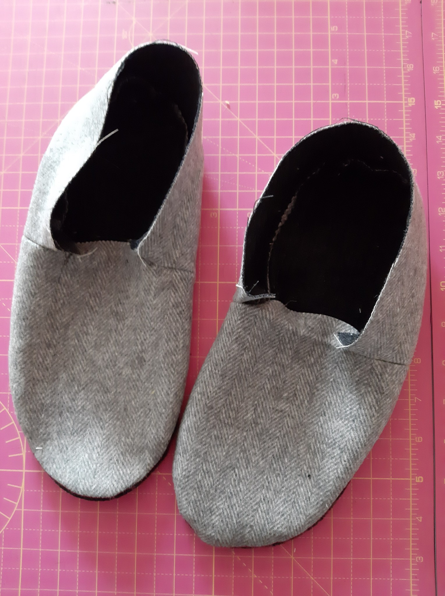Sew your own DIY cosy slippers – no pattern required! – Grinlow Studio